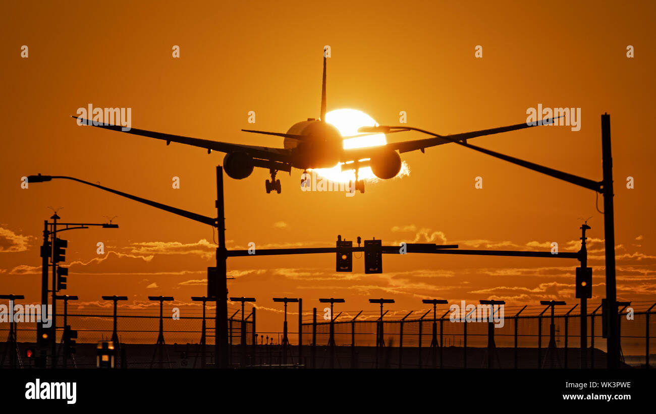 Aeroplane boeing 777 sunset hi-res stock photography and images - Alamy