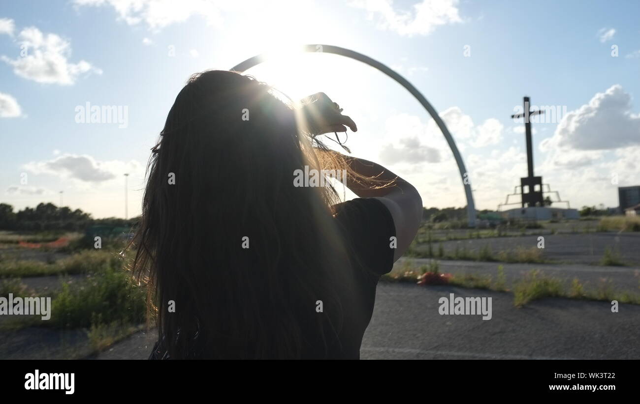 Hands shielding eyes hi-res stock photography and images - Alamy