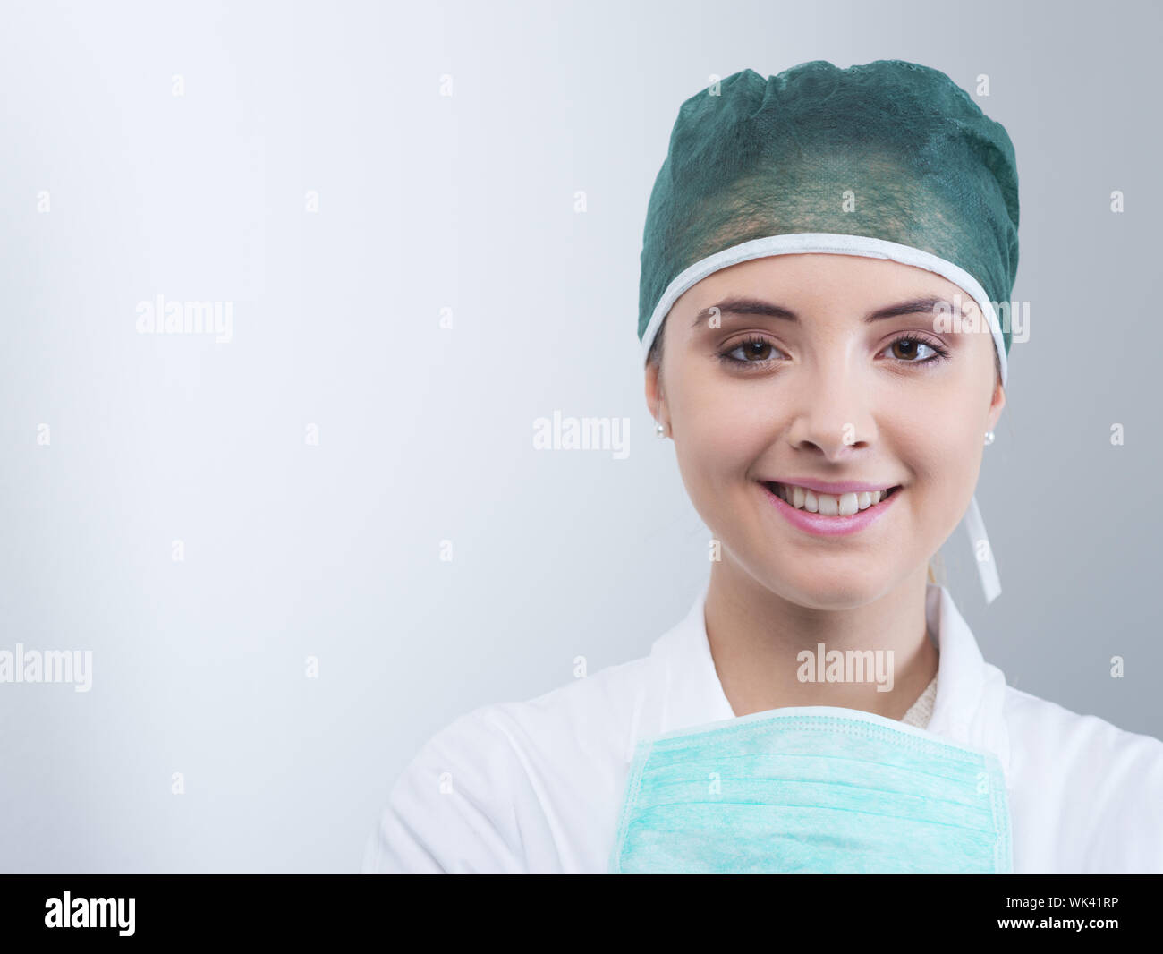 Portrait of a young beautiful female surgeon Stock Photo - Alamy
