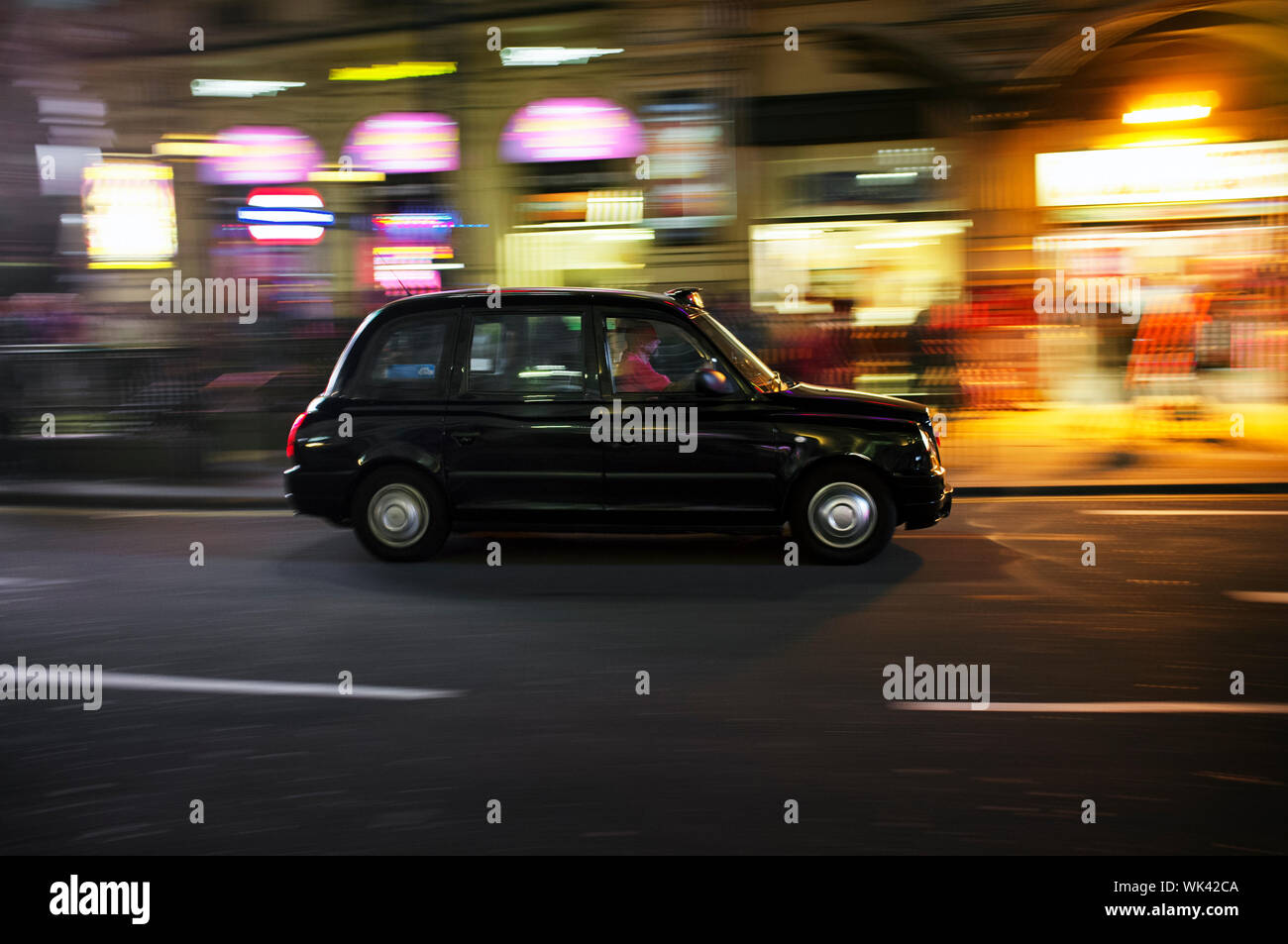 Black cab in piccadilly circus hi-res stock photography and images - Alamy