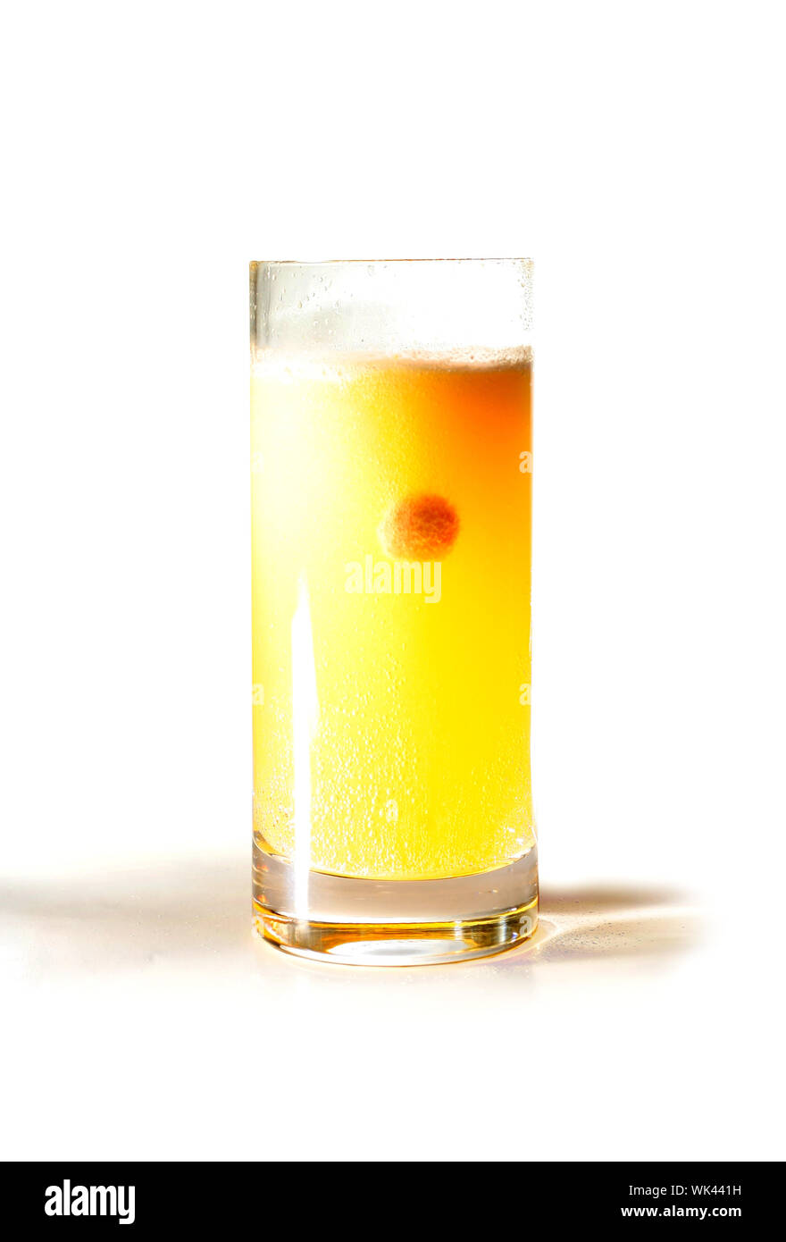 Fizzy tablet dissolves in a glass of water Stock Photo - Alamy