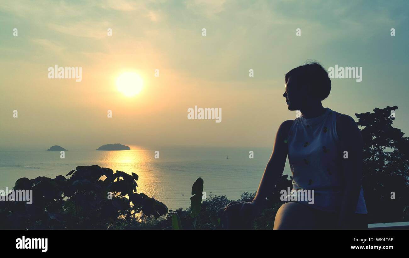 People looking over balcony hi-res stock photography and images - Alamy