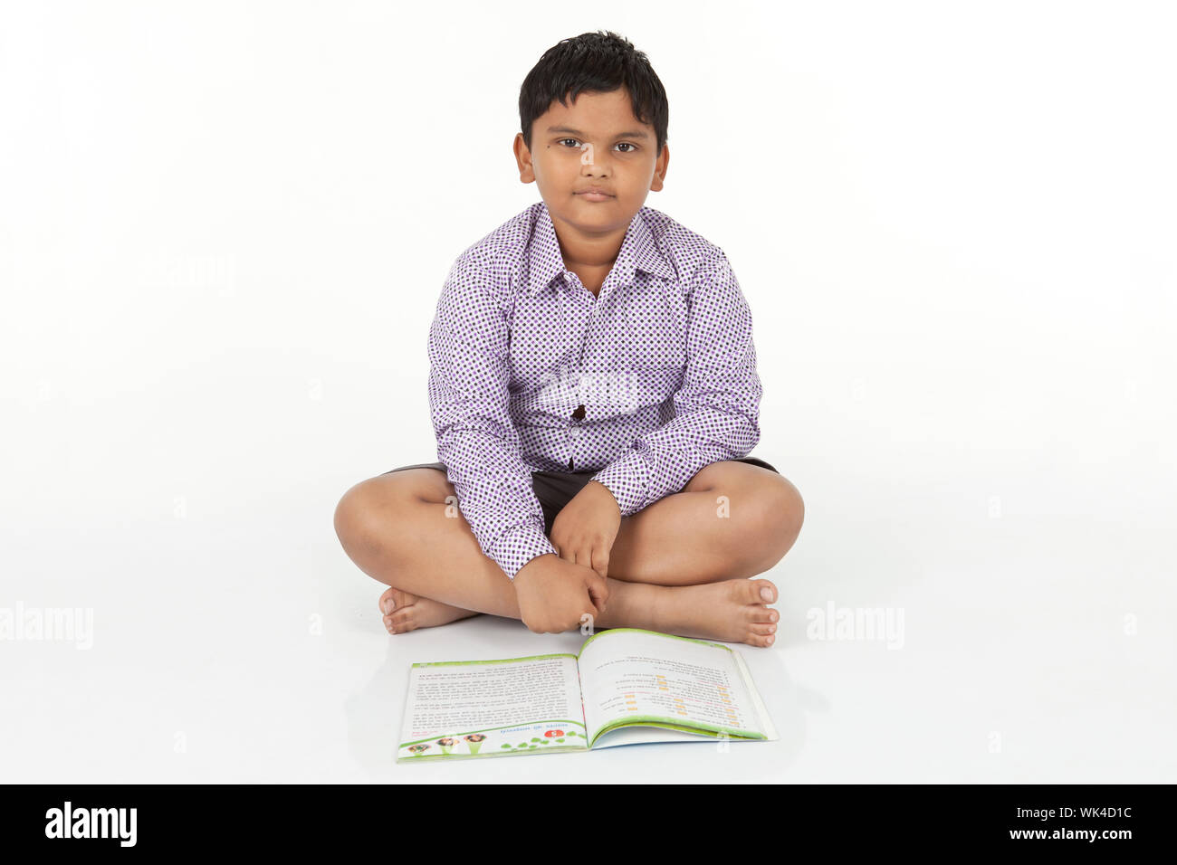 Boy sitting on floor reading book hi-res stock photography and images ...