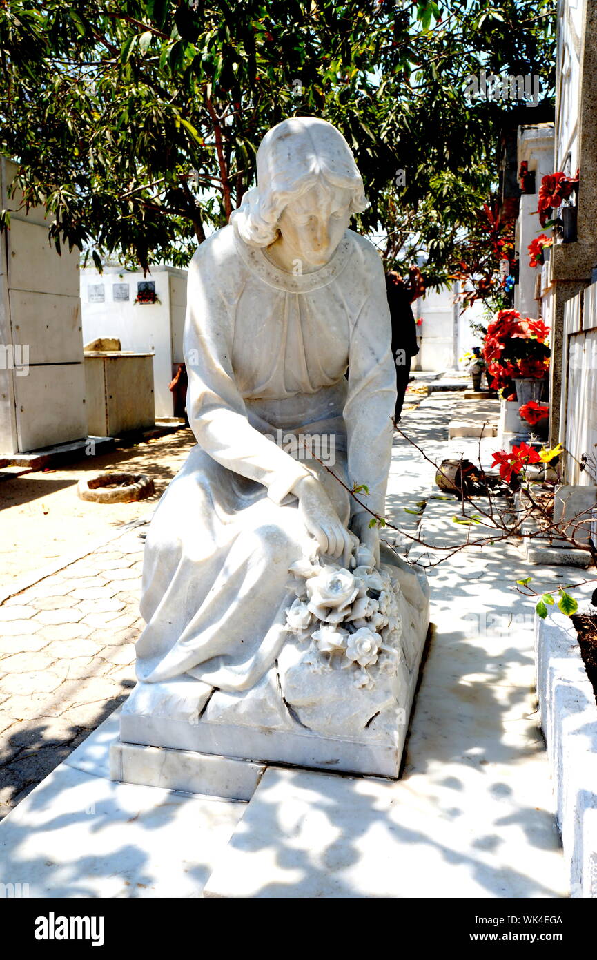 Female statue hi-res stock photography and images - Alamy