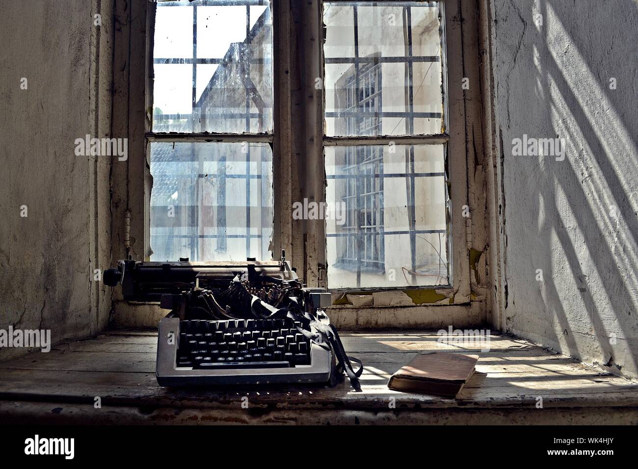 Old typewriter broken hi-res stock photography and images - Alamy