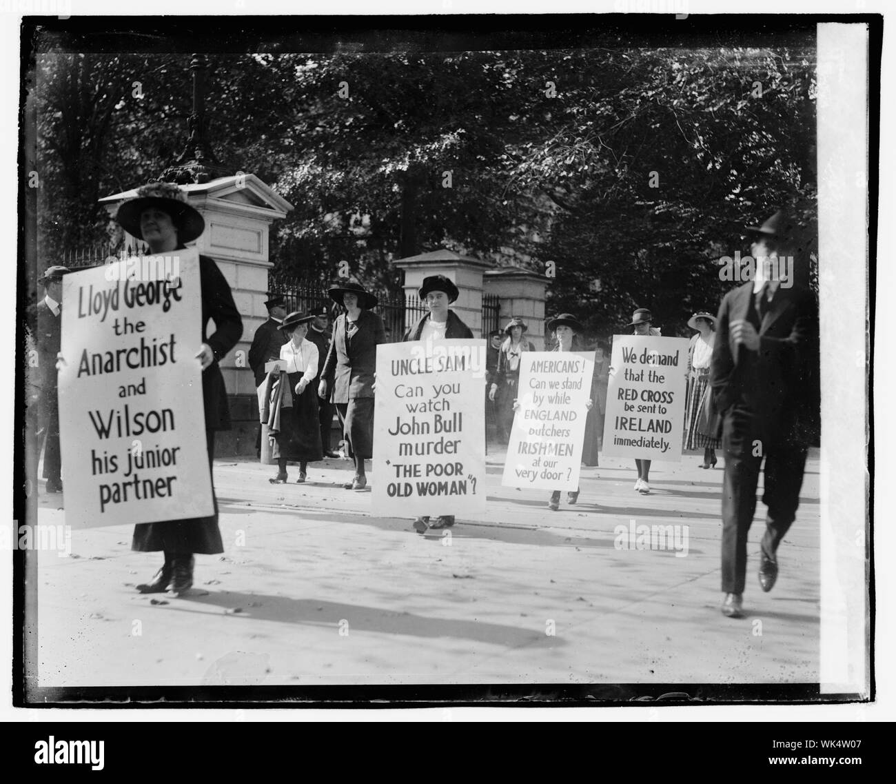 Irish pickets at White House Stock Photo - Alamy