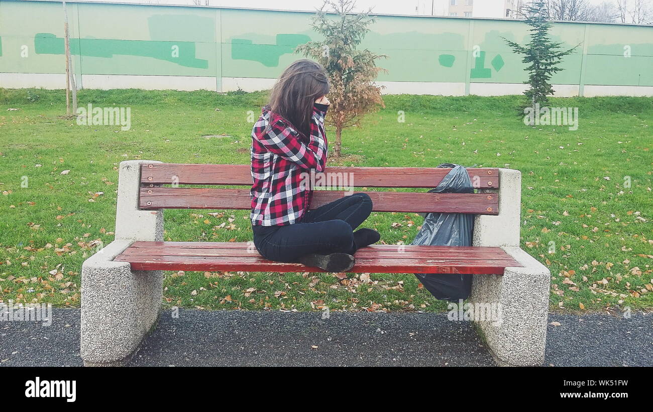 Woman and sad and bench hi-res stock photography and images - Alamy