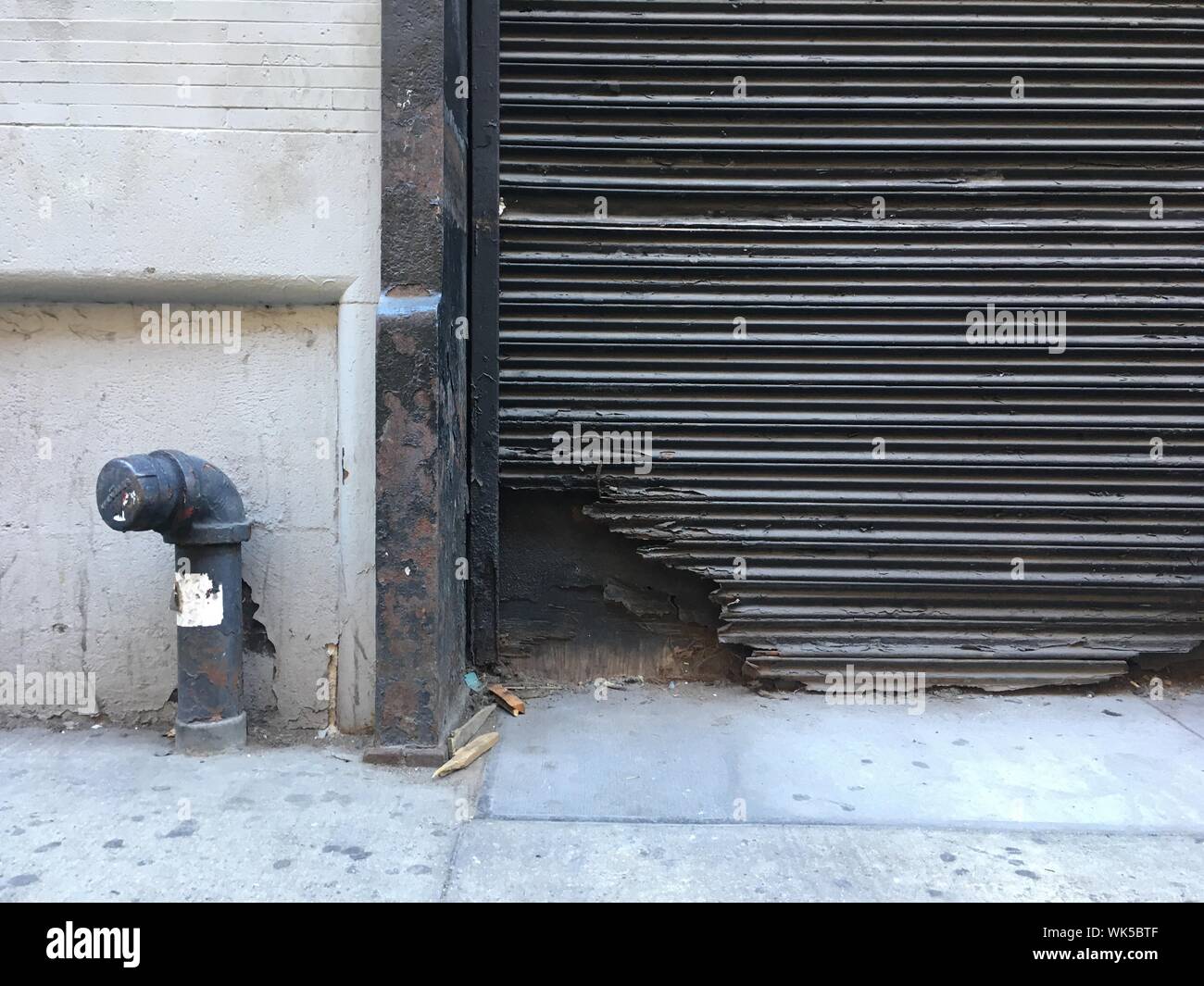 Broken metal door hi-res stock photography and images - Alamy