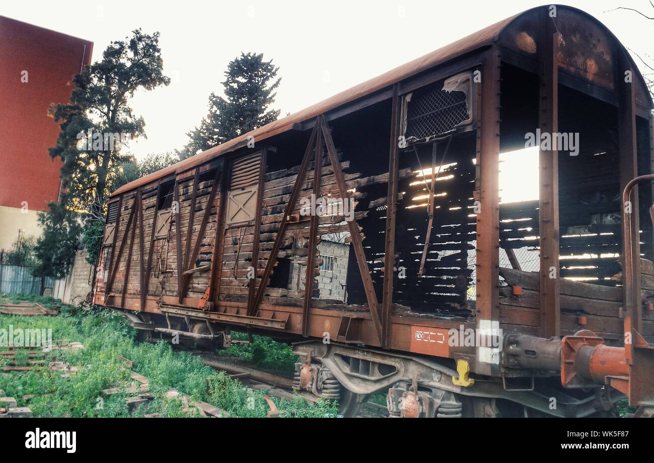 Run down train hi-res stock photography and images - Alamy