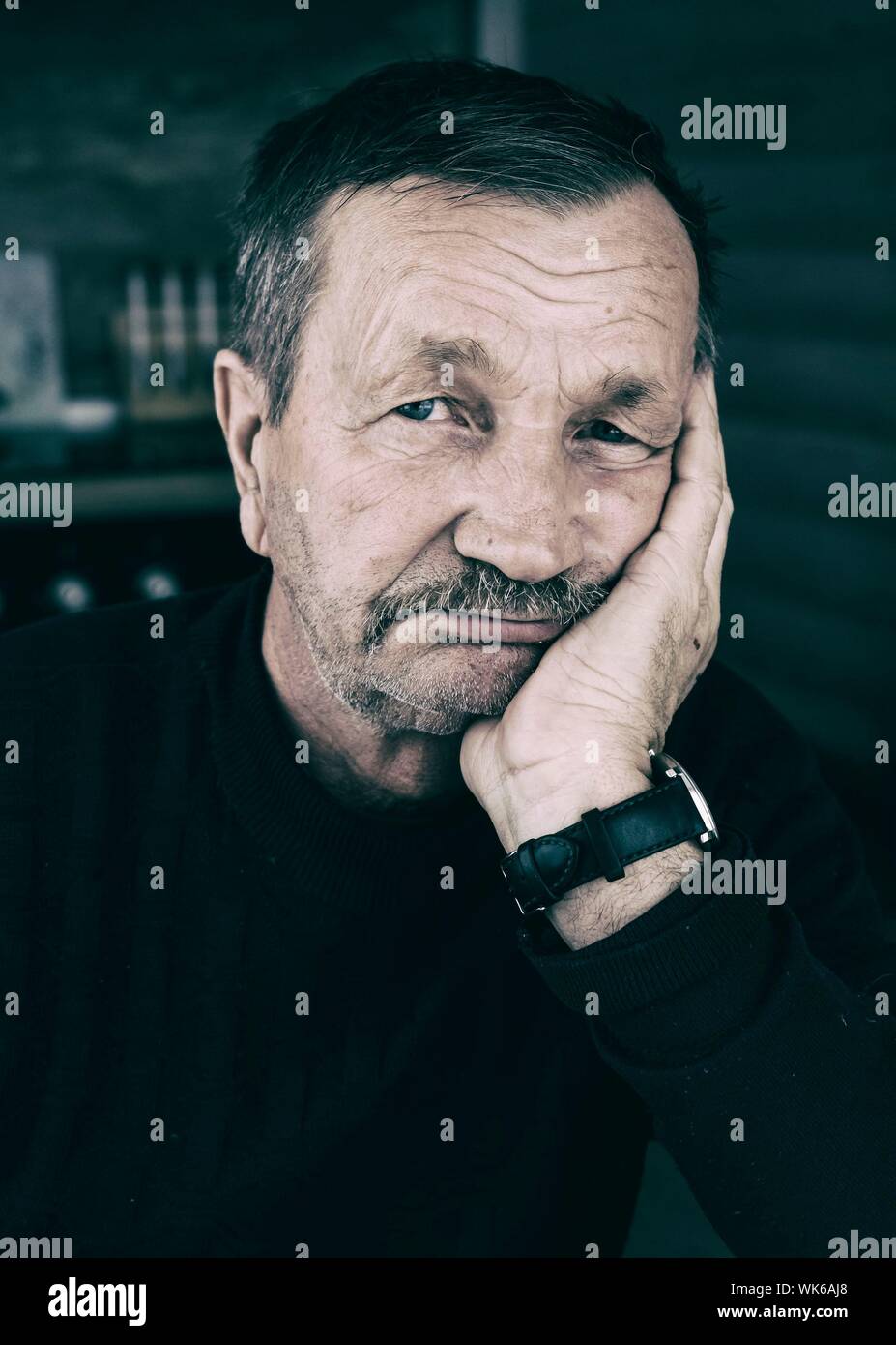 Hand chin portrait up close hi-res stock photography and images - Alamy