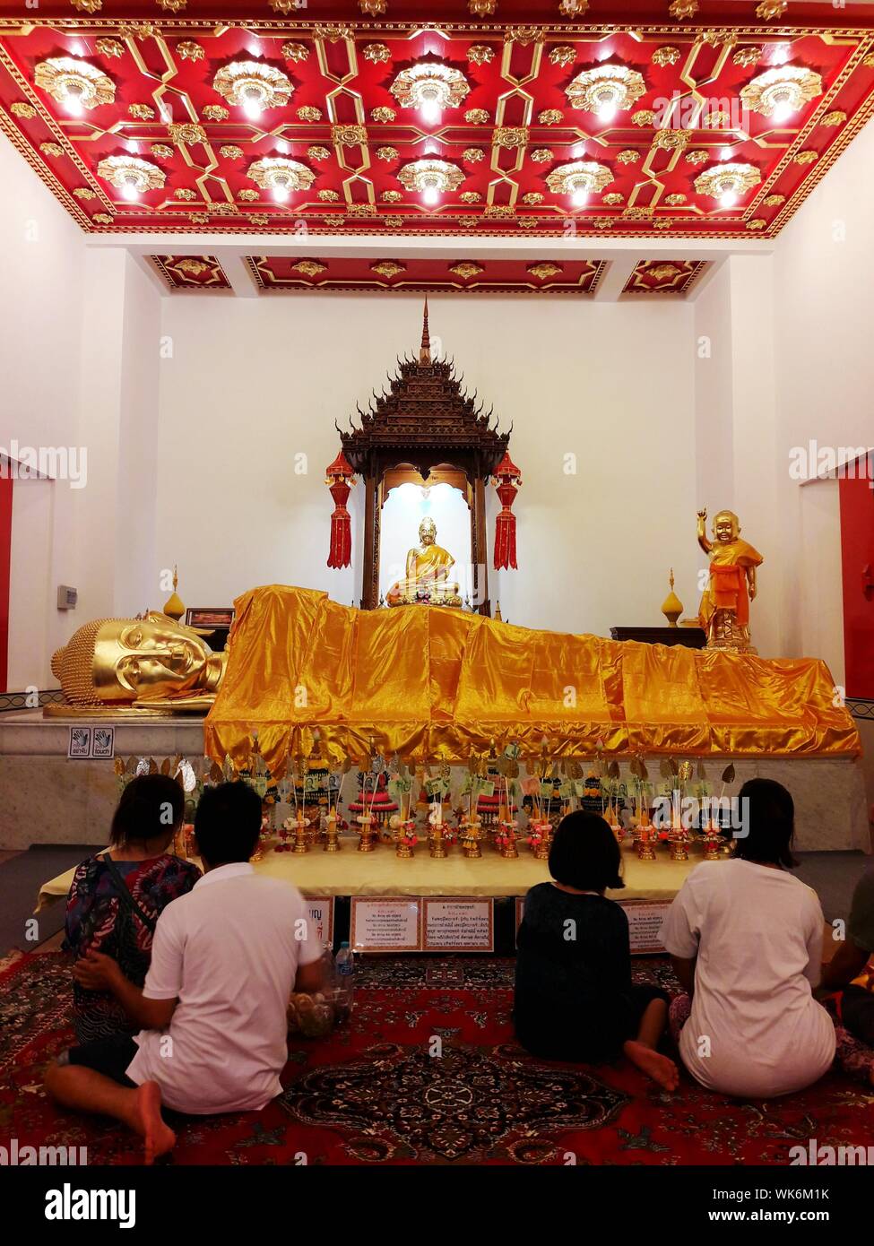 Thai people praying temple hi-res stock photography and images - Alamy