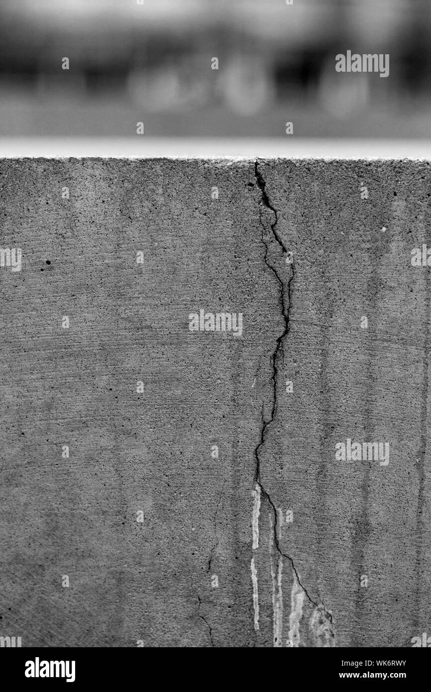 Cracked Retaining Wall High Resolution Stock Photography and Images - Alamy