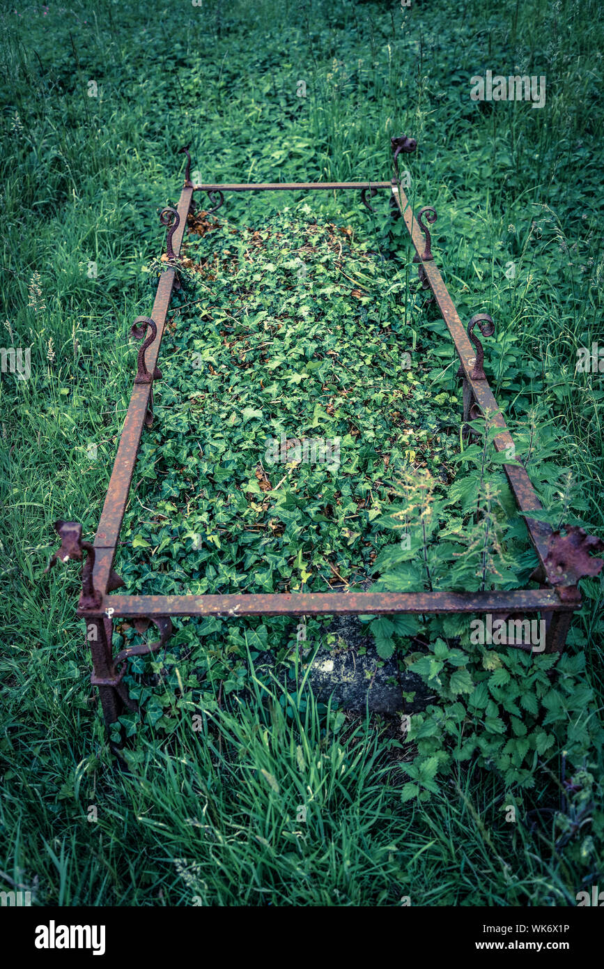 Overgrown grave hi-res stock photography and images - Alamy