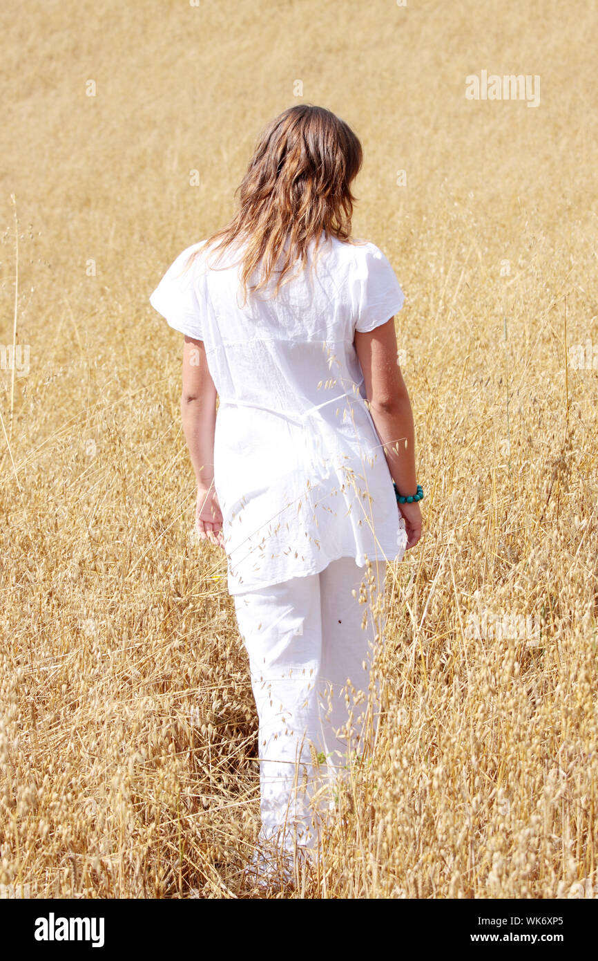 Natural young girl in the countryside Stock Photo - Alamy