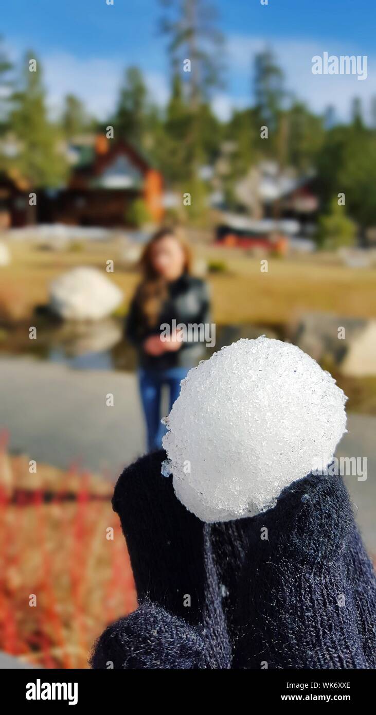 Hand holding snowball hi-res stock photography and images - Alamy