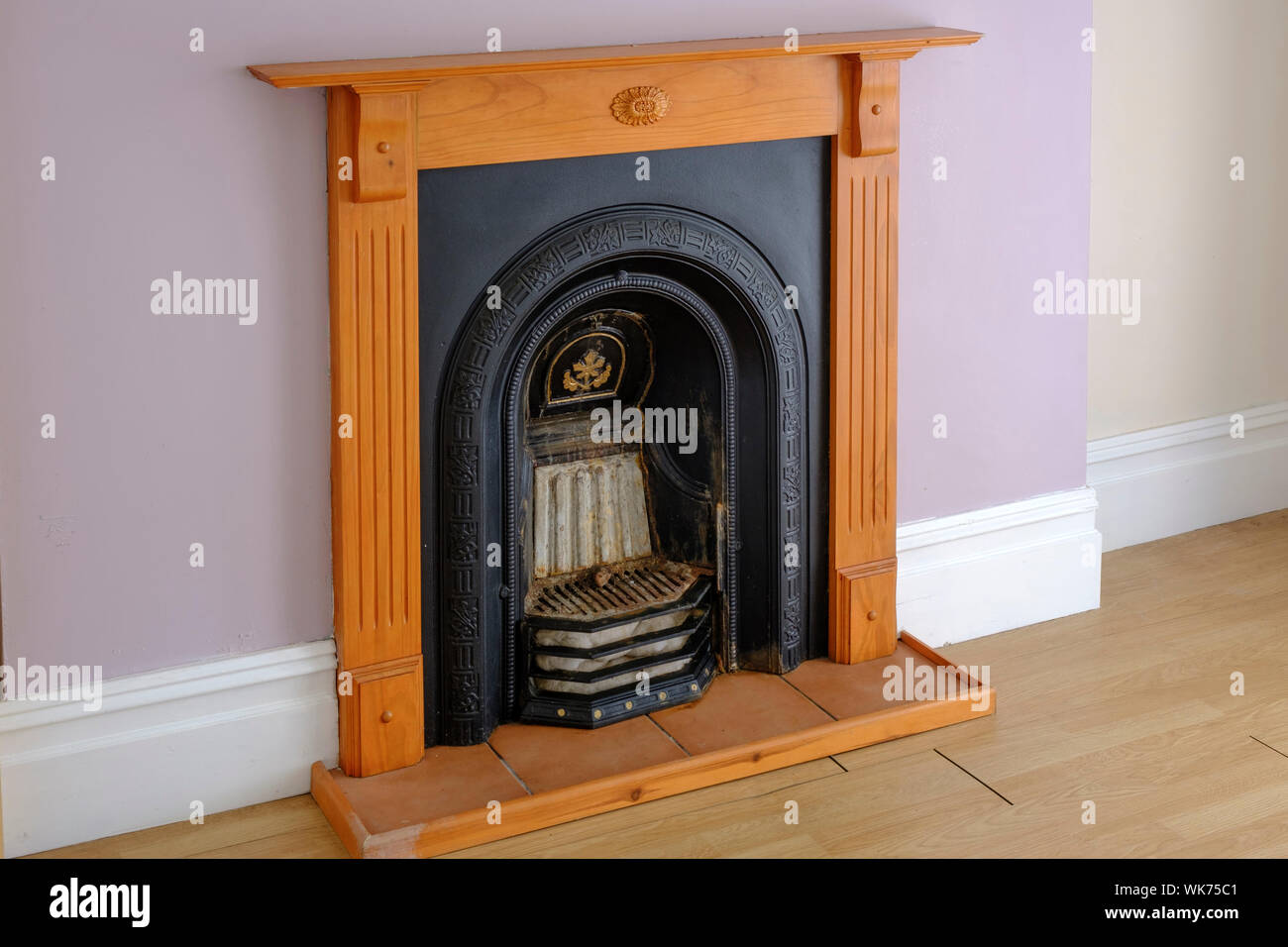 Empty room fireplace Stock Photo - Alamy