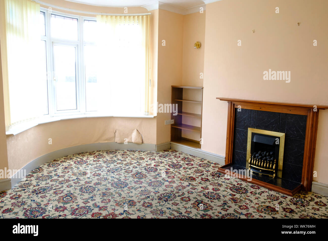 Empty room fireplace Stock Photo - Alamy