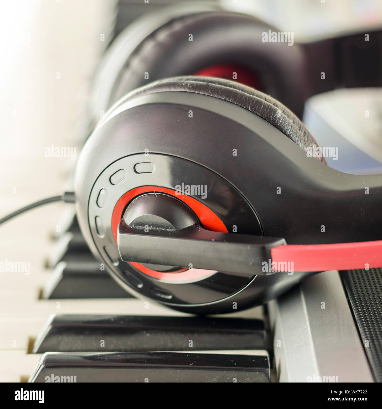 headphones on electric music instrument piano keyboard Stock Photo - Alamy
