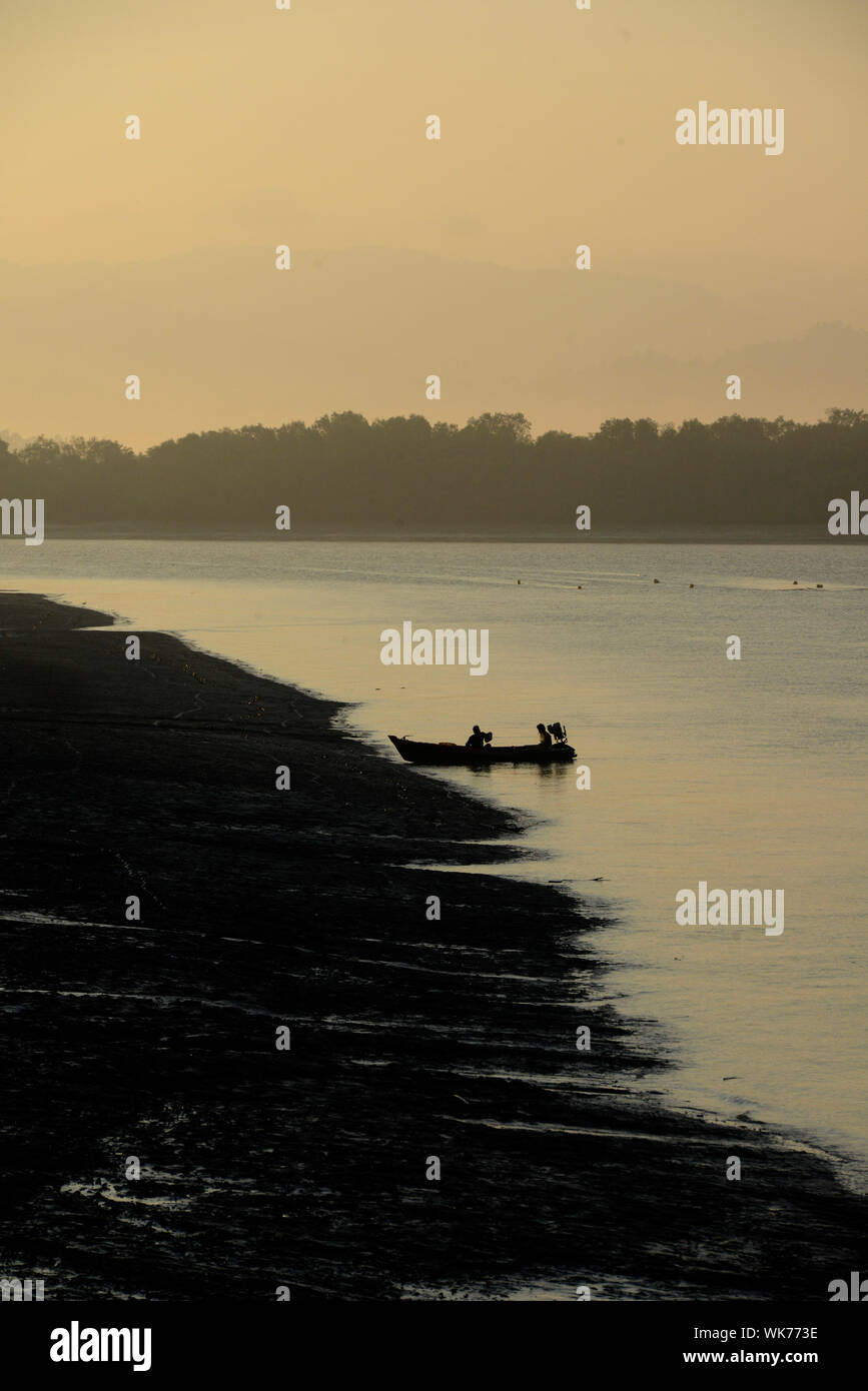 Shallow water boat hi-res stock photography and images - Alamy