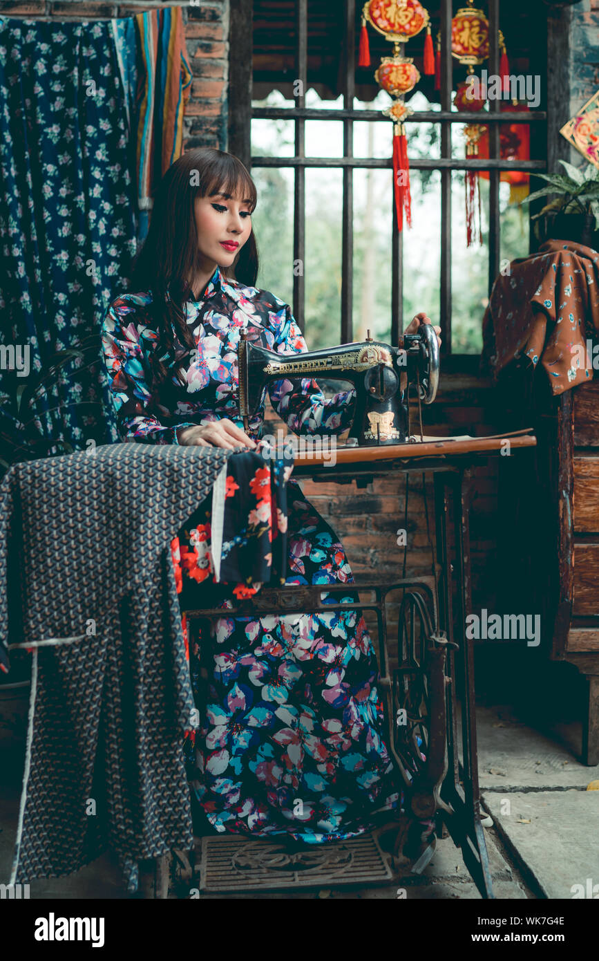Indian woman sewing machine hi-res stock photography and images - Alamy