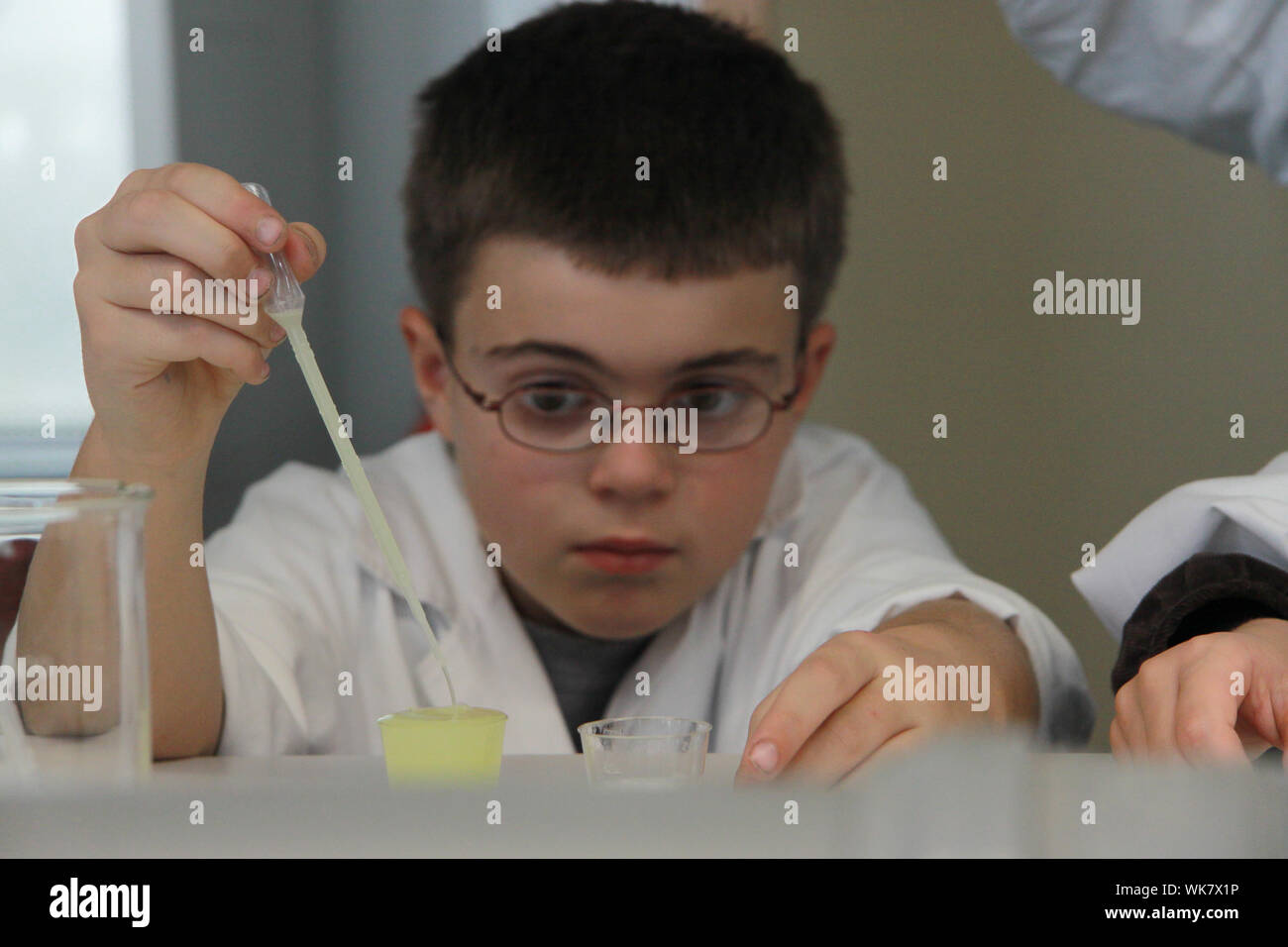 Science lab children hi-res stock photography and images - Alamy