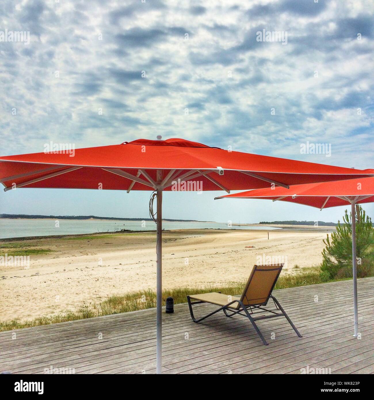 Sun lounger beach hi-res stock photography and images - Alamy