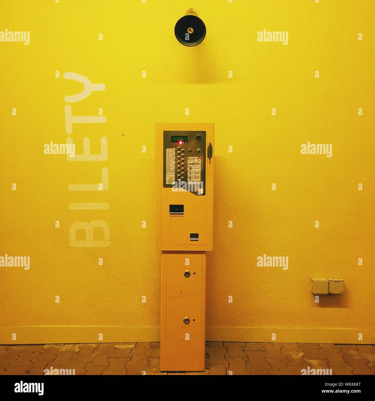 Yellow building parking meter hi-res stock photography and images - Alamy