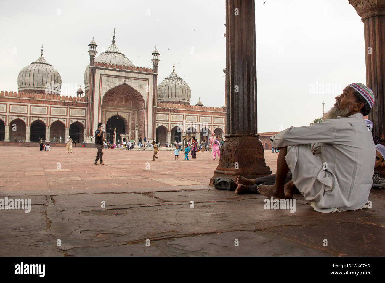 Group of people at a mosque, Jama Masjid, Old Delhi, India Stock Photo ...
