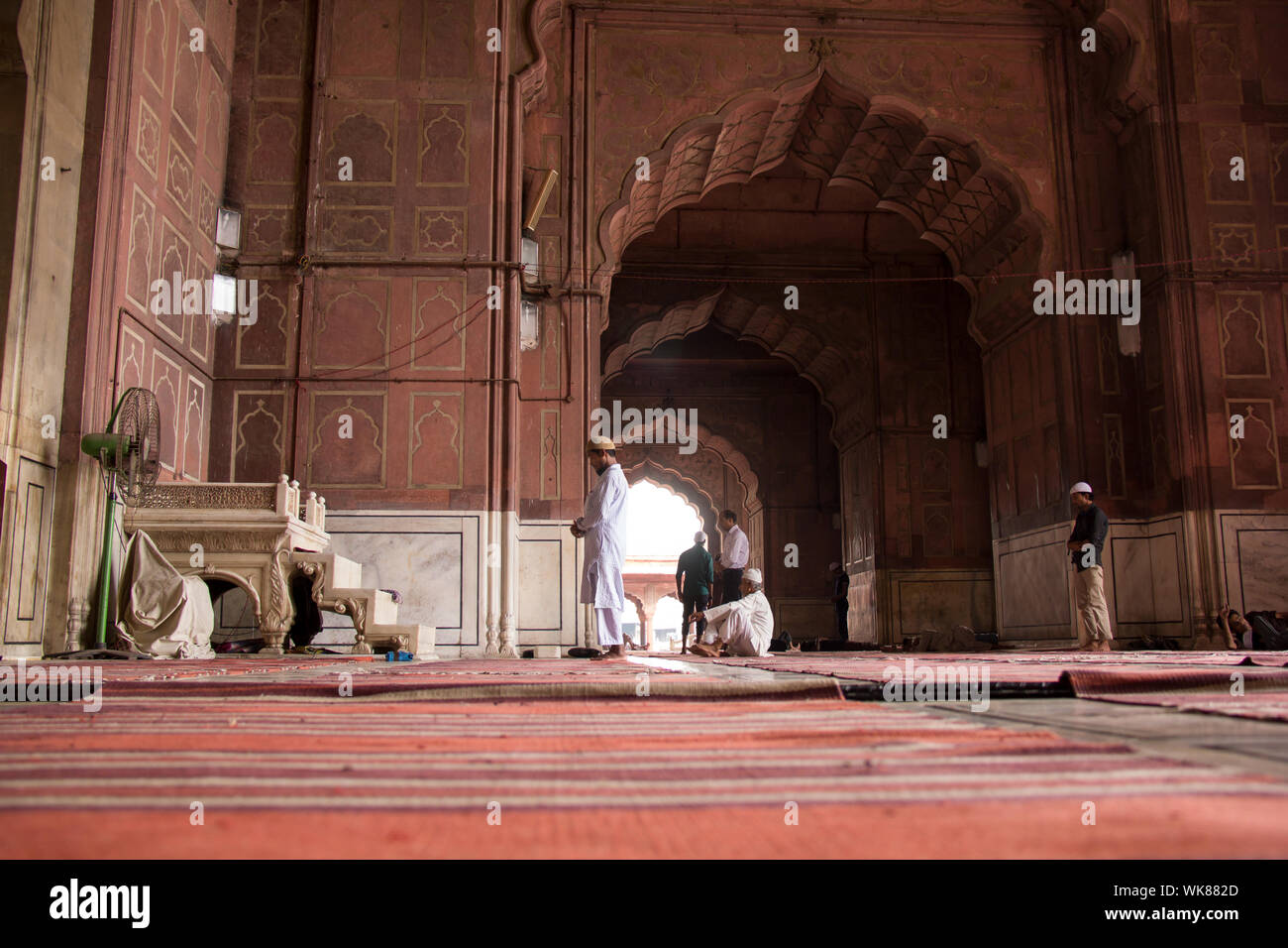 Group of people at a mosque, Jama Masjid, Old Delhi, India Stock Photo ...