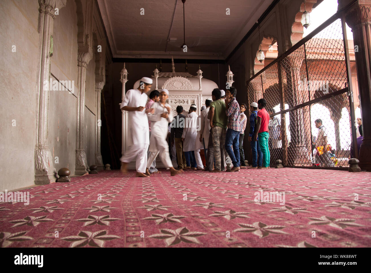 Group of people at a mosque, Jama Masjid, Old Delhi, India Stock Photo ...
