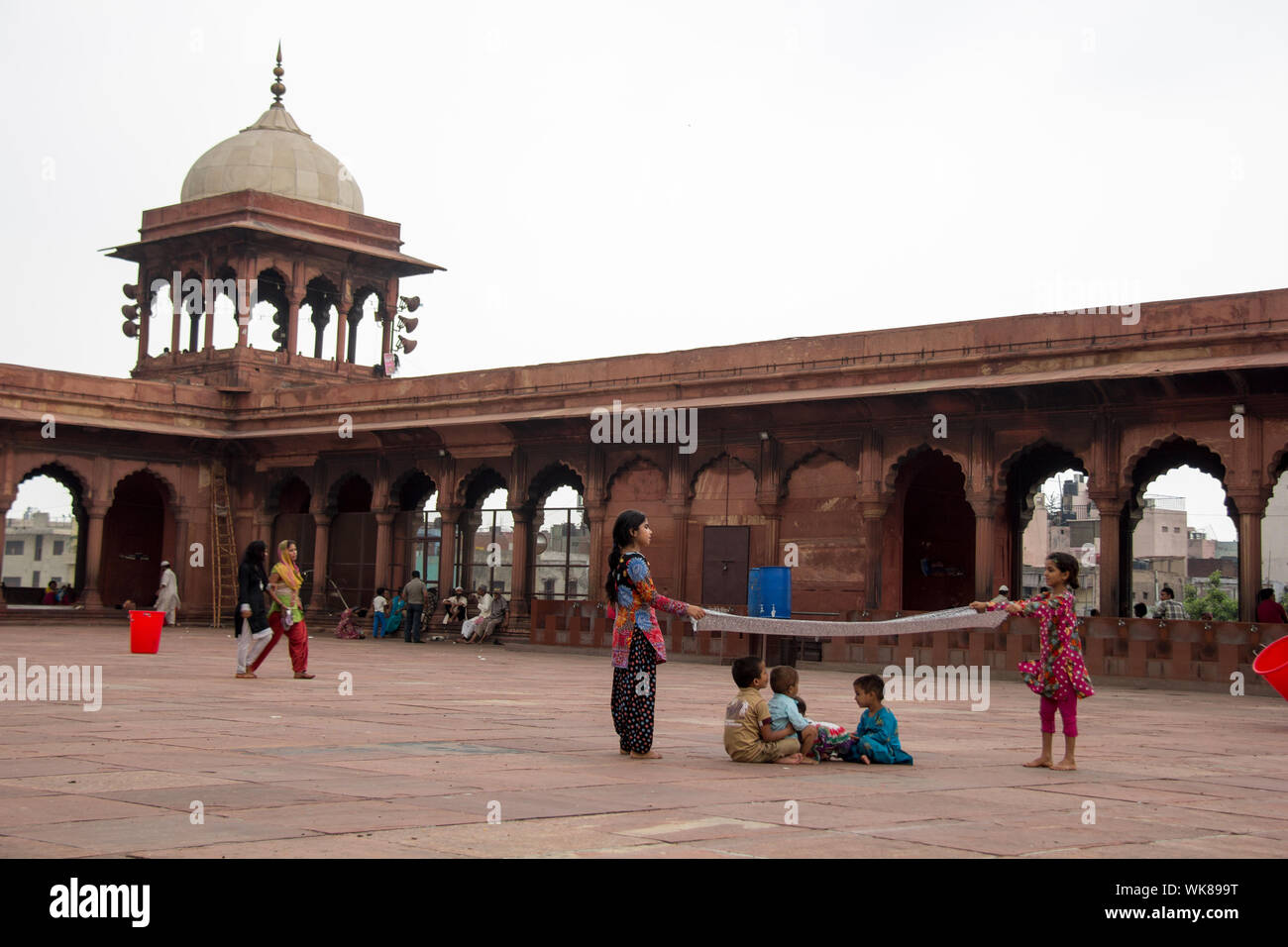 Group of people at a mosque, Jama Masjid, Old Delhi, India Stock Photo ...