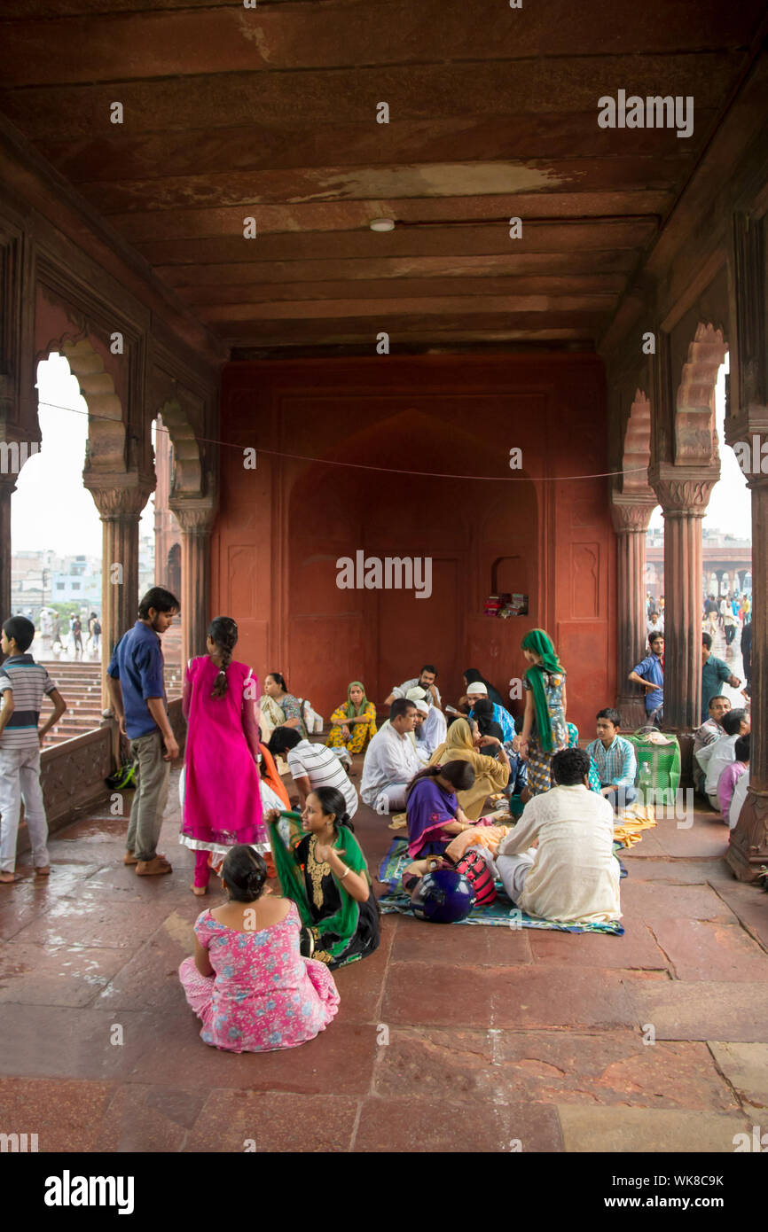 Group of people in a mosque, Jama Masjid, Old Delhi, India Stock Photo ...