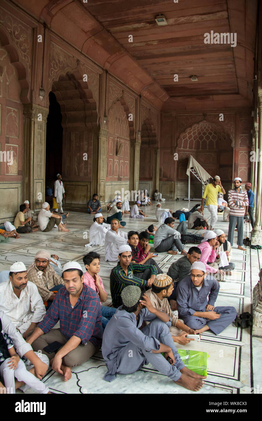 Group of people in a mosque, Jama Masjid, Old Delhi, India Stock Photo ...