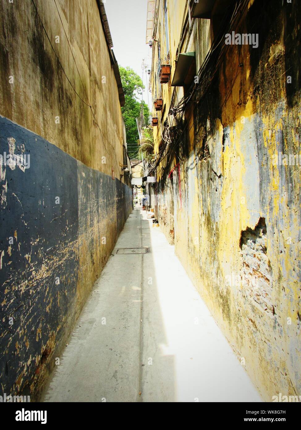 Narrow alley houses hi-res stock photography and images - Alamy