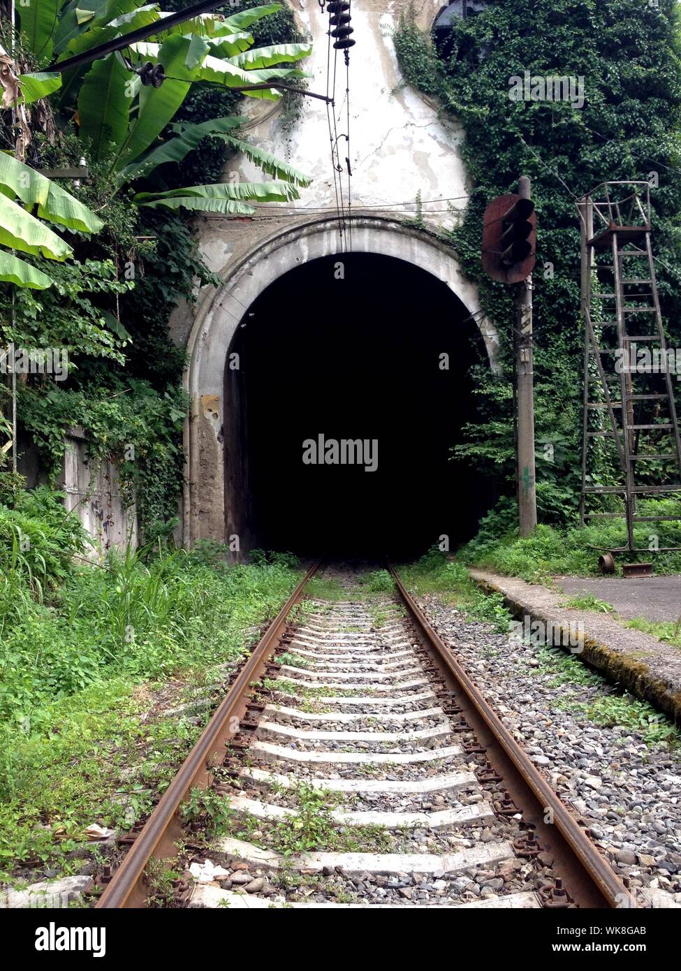 Tunnel, train tracks hi-res stock photography and images - Alamy