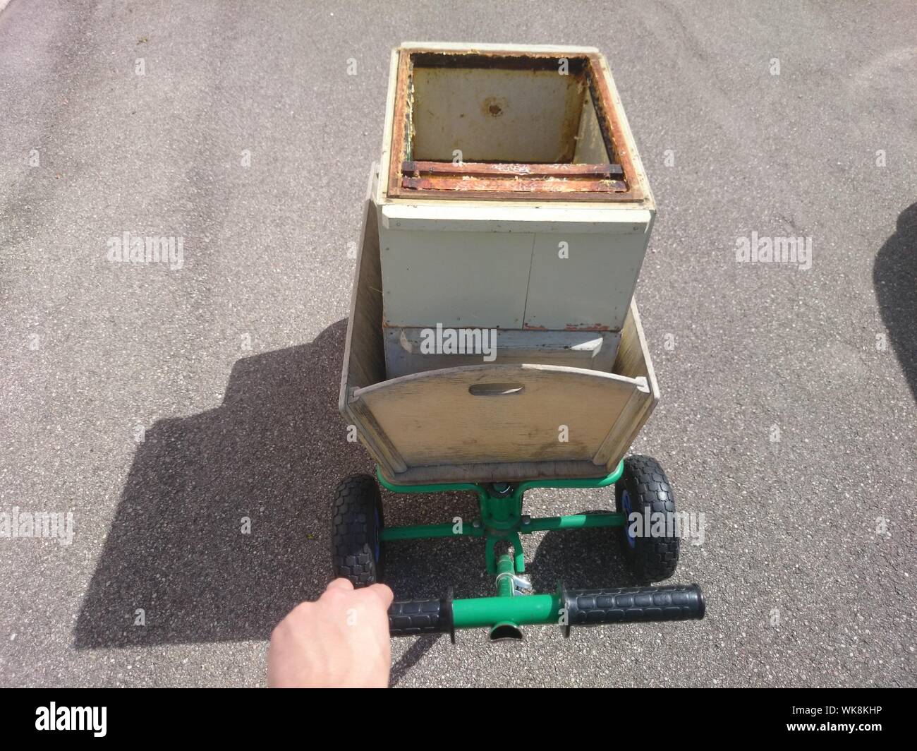 Empty wheelbarrow hi-res stock photography and images - Alamy