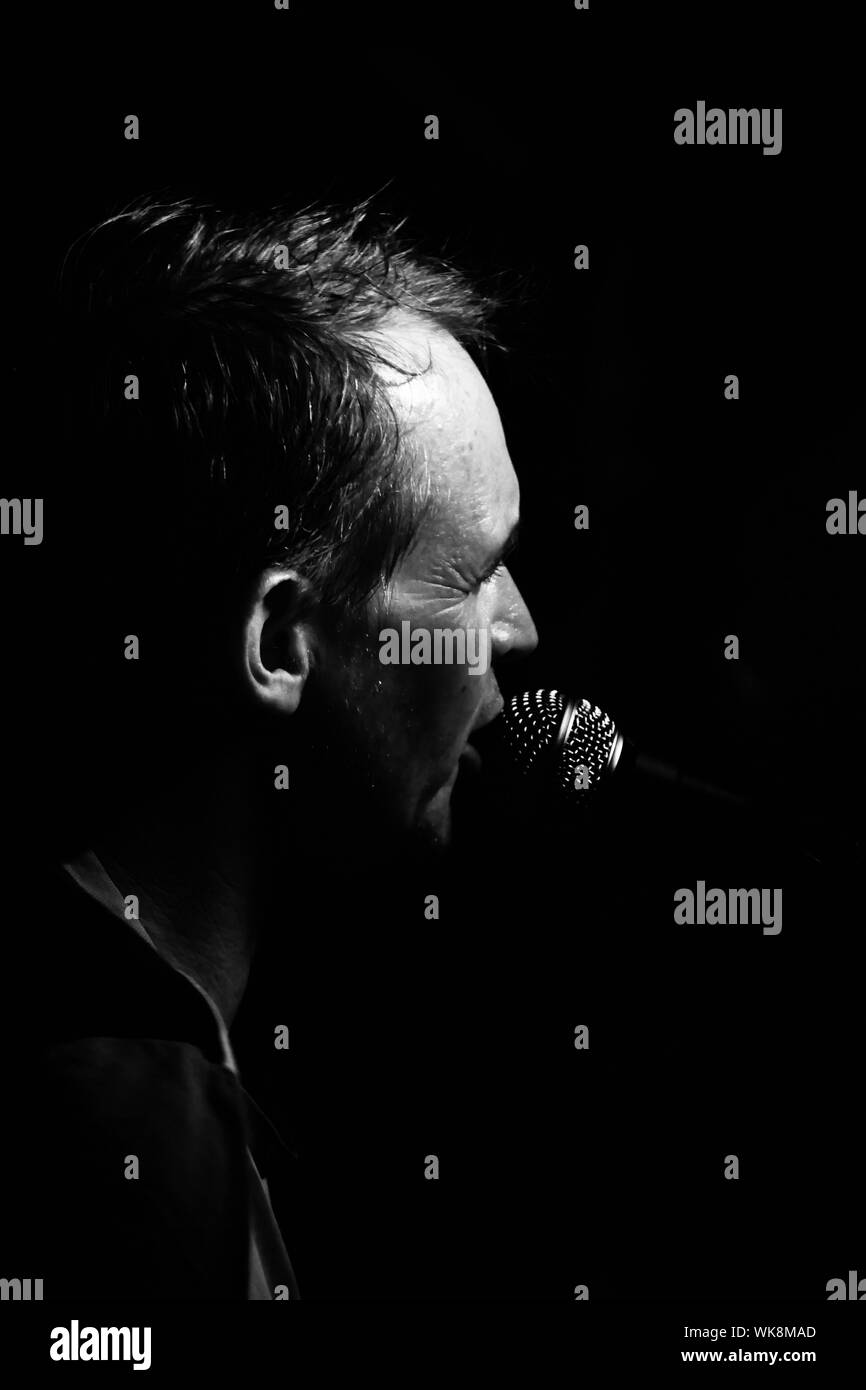 Mature singer hi-res stock photography and images - Alamy