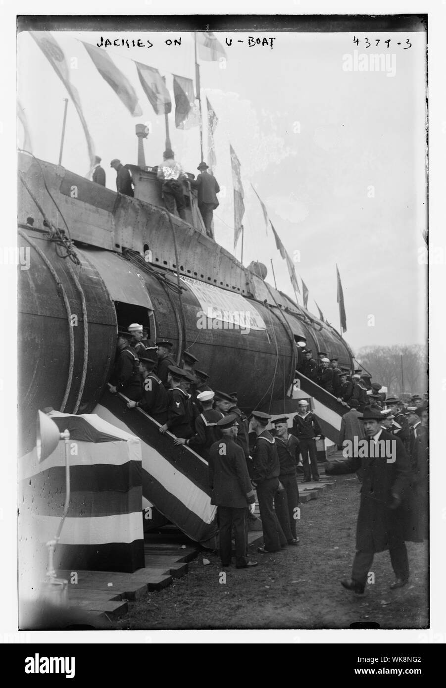 Sailors in boat Black and White Stock Photos & Images - Alamy