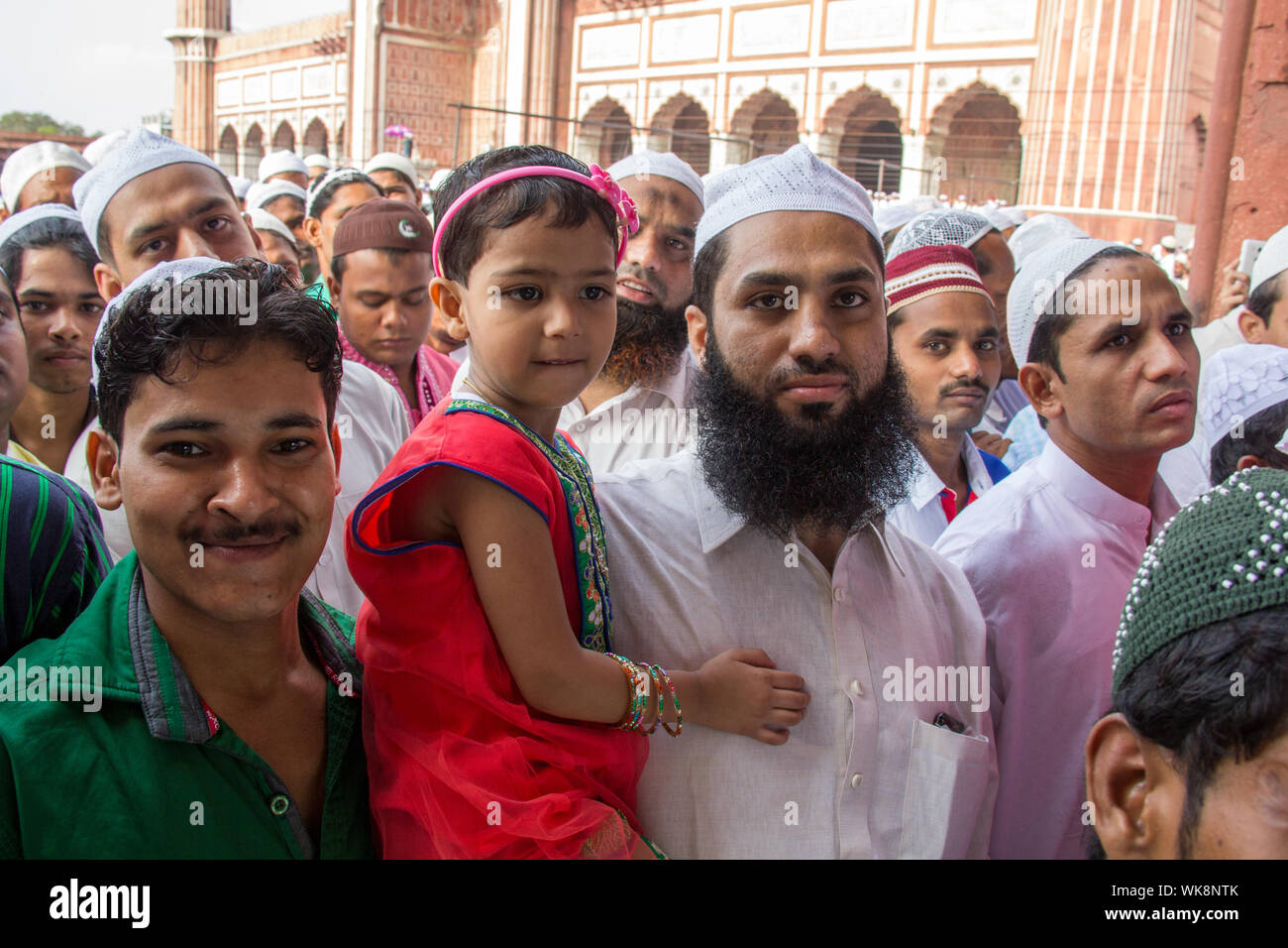Large group of people at masjid, Jama Masjid, Old Delhi, India Stock ...