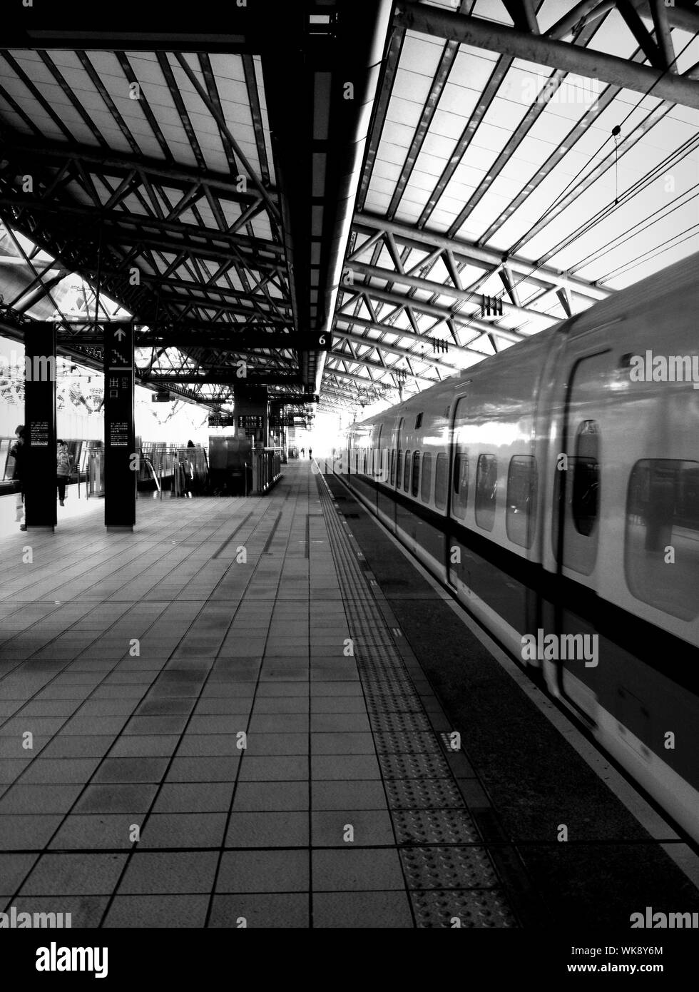 Train arriving arrival platform hi-res stock photography and images - Alamy