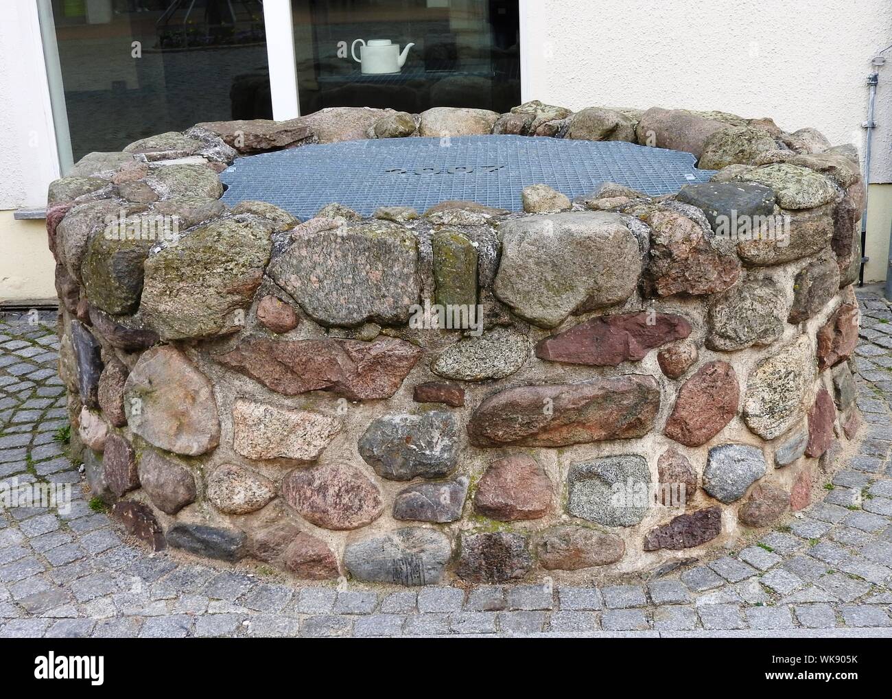 Cobblestone well hi-res stock photography and images - Alamy