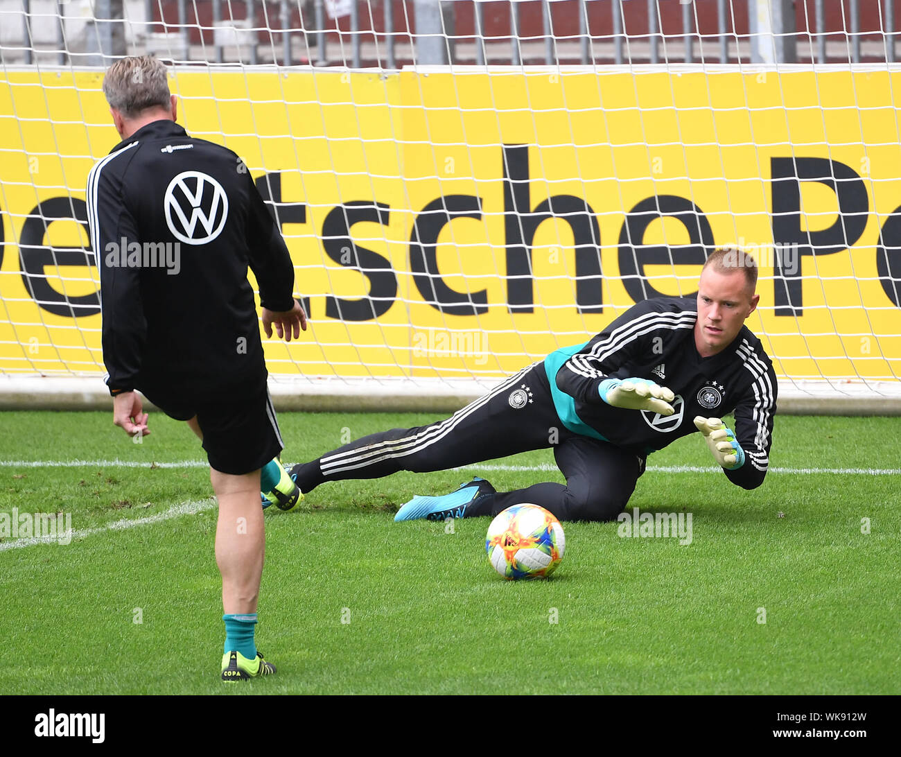 Soccer football trains training goalkeeping hi-res stock photography ...