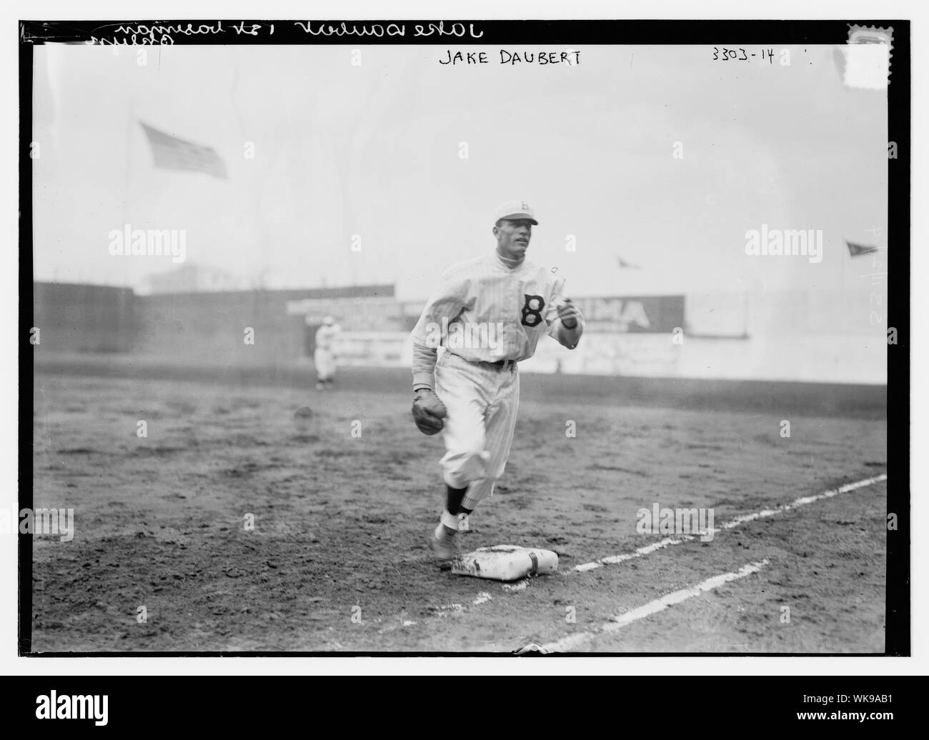 Baseball first baseman hi-res stock photography and images - Alamy