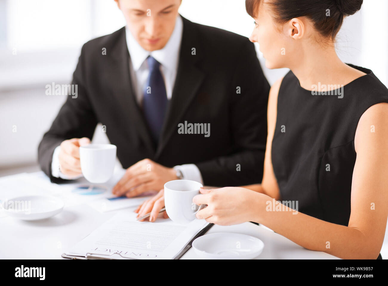 woman hand signing contract paper Stock Photo - Alamy
