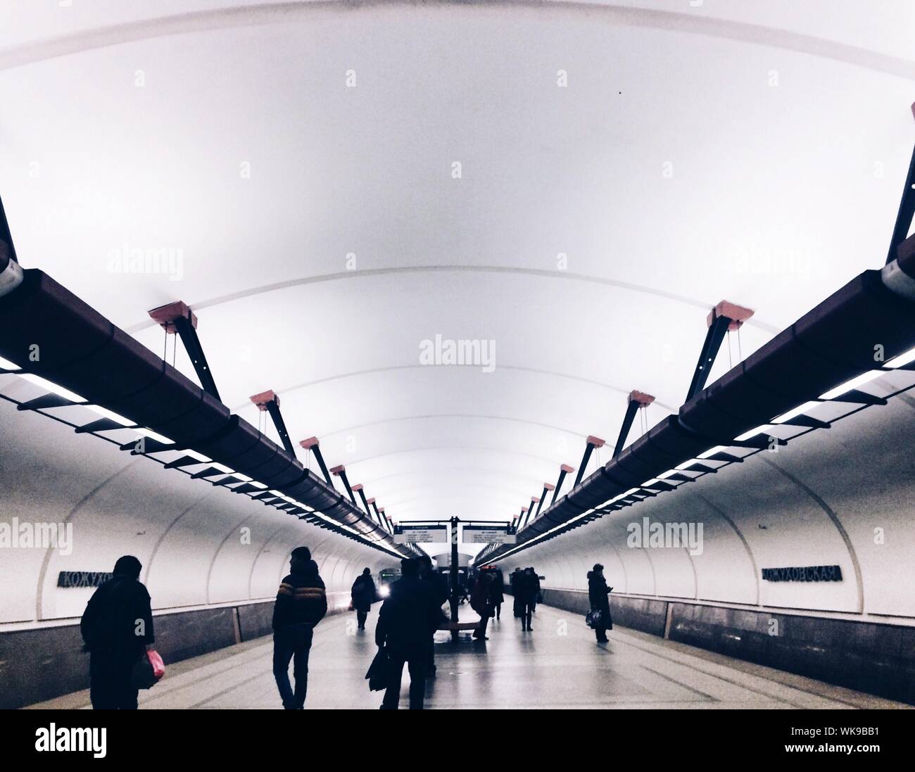 People metro station hi-res stock photography and images - Alamy
