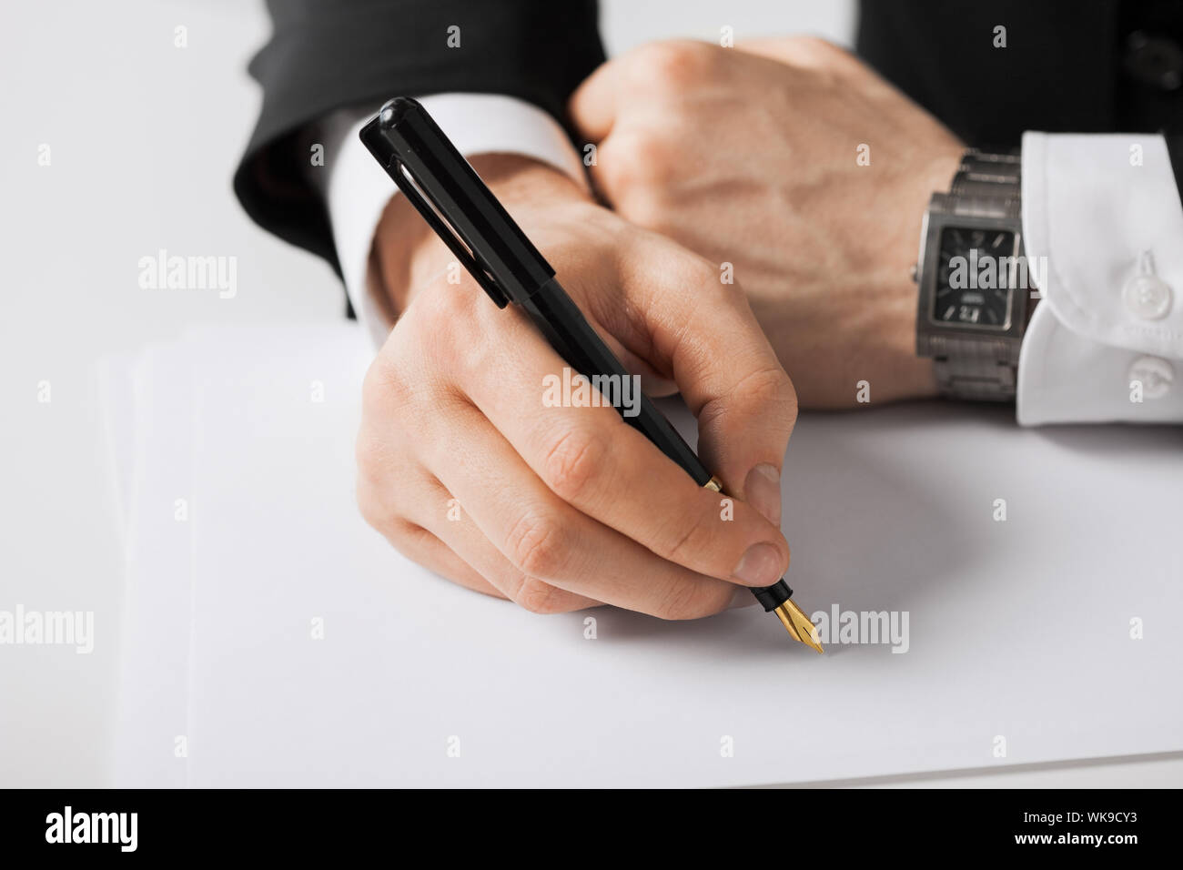 Hand piece of paper fountain pen hi-res stock photography and images ...