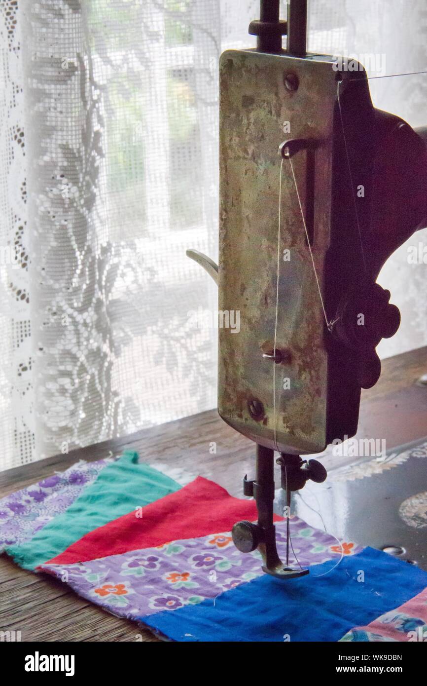 Rusty sewing machine hi-res stock photography and images - Alamy