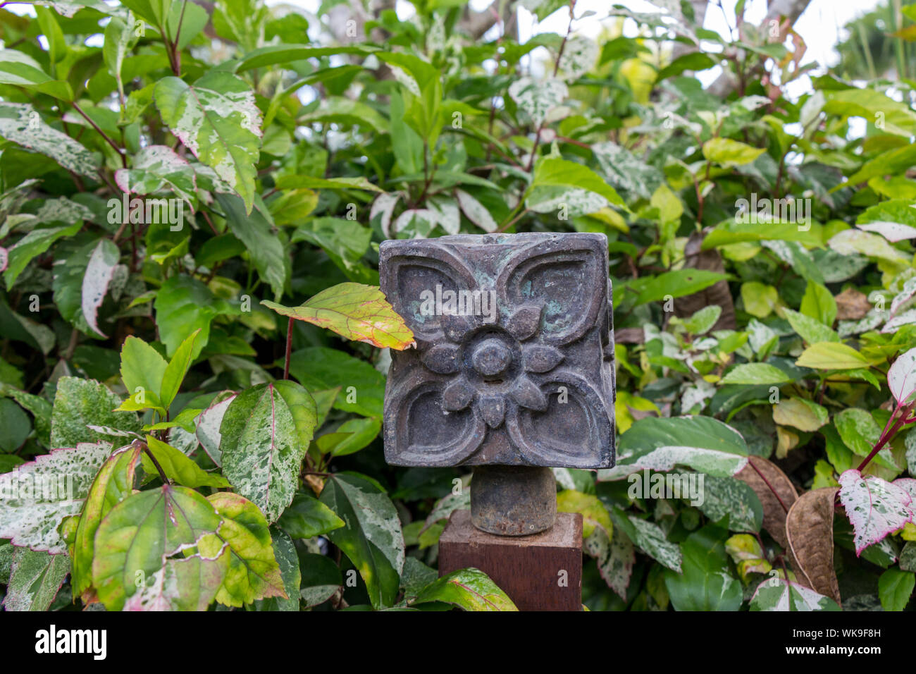 Ornate column in formal Balinese garden Stock Photo - Alamy