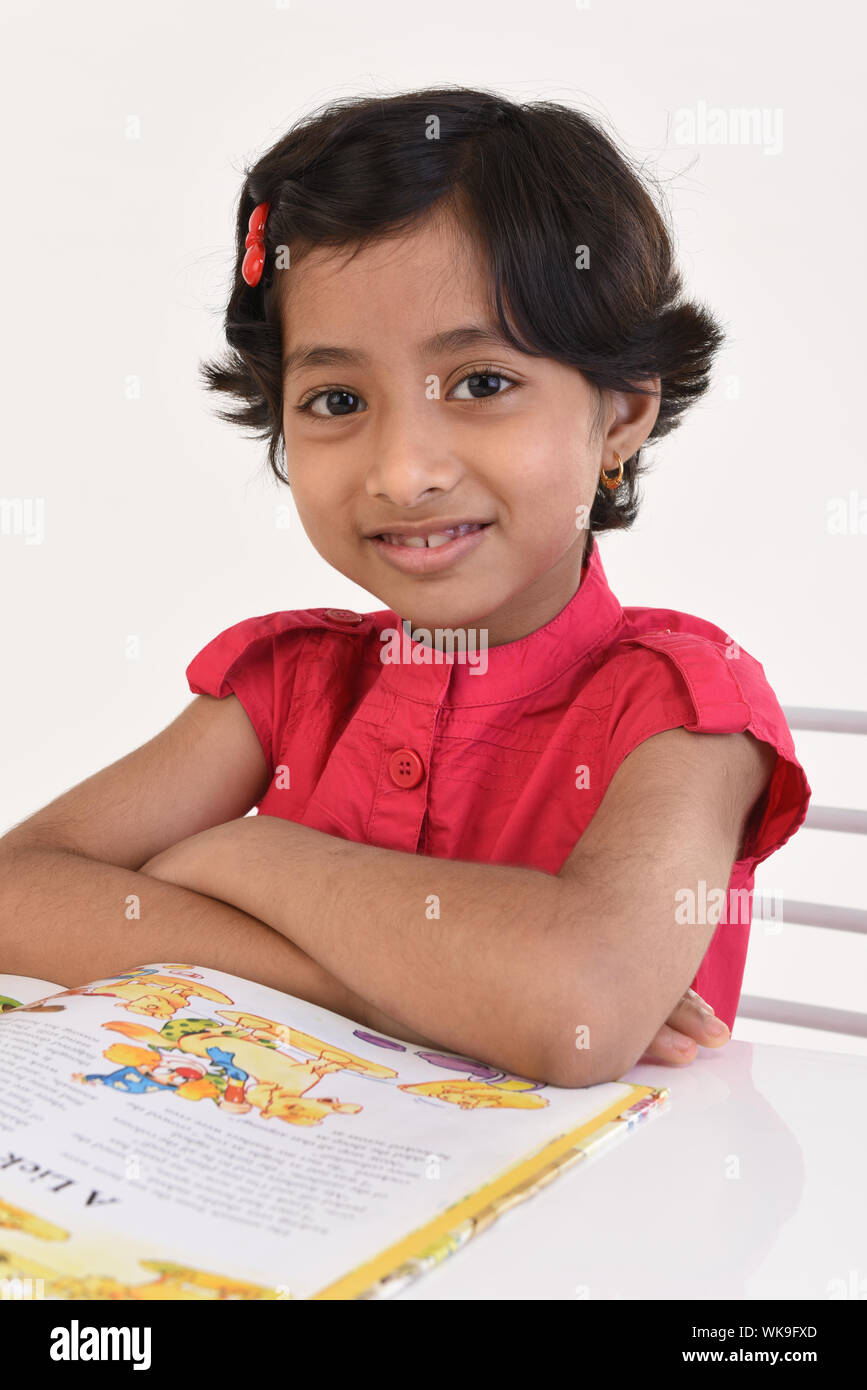 Girl child reading open hi-res stock photography and images - Alamy