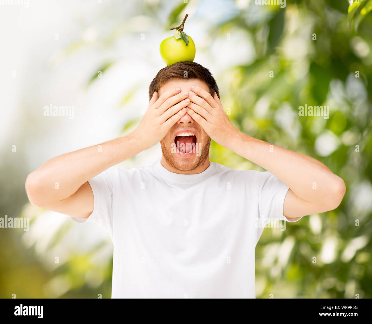 Apple on head fear hi-res stock photography and images - Alamy
